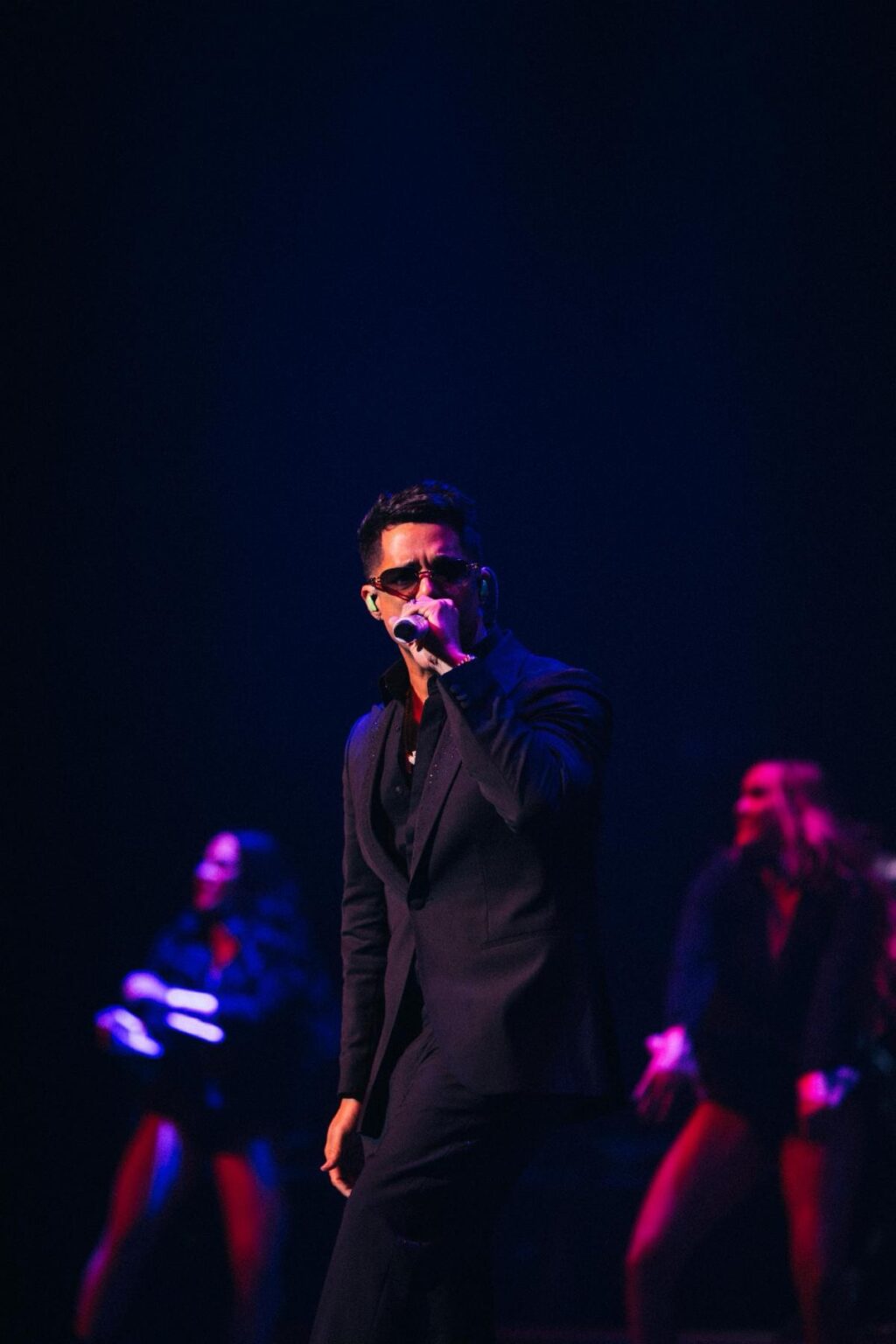 Ken Y consolida su talento como cantante en su concierto "Enamorado Por ...